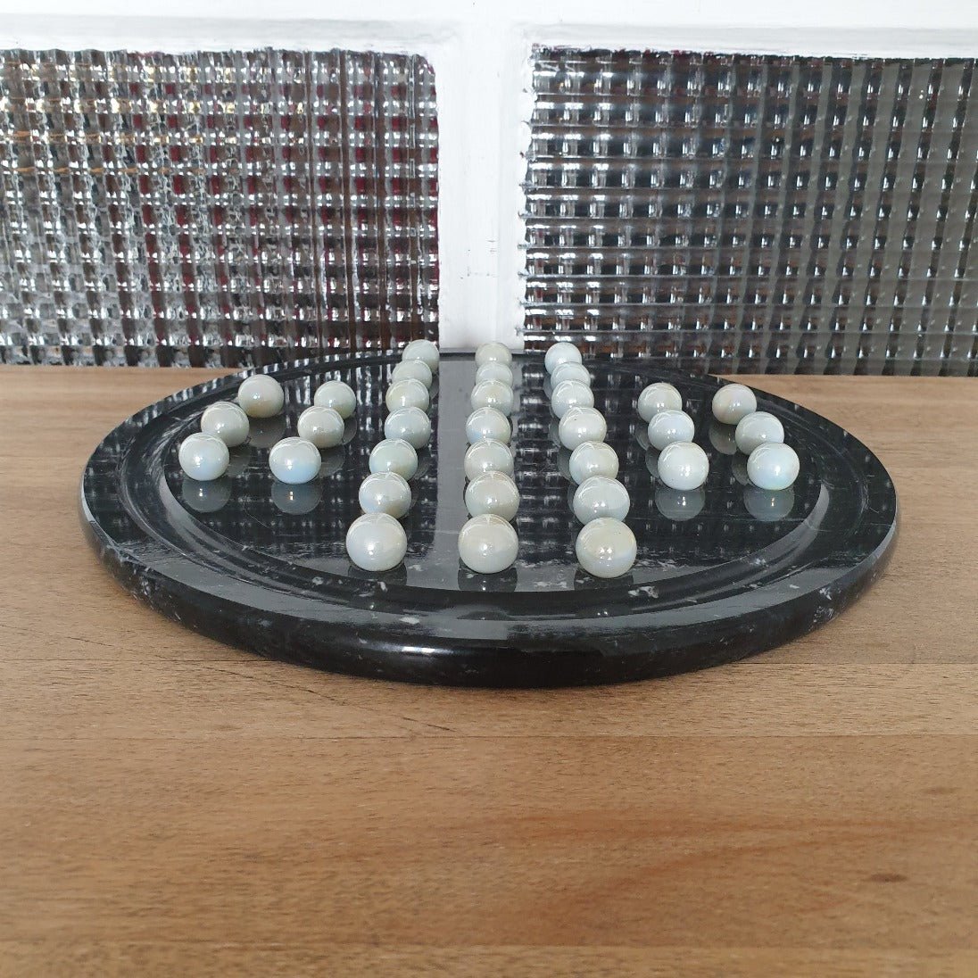 Jeu de solitaire complet avec plateau et billes en marbre – Hello Broc