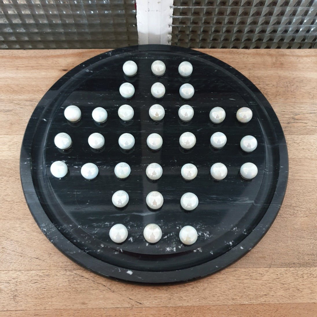 Jeu de solitaire complet avec plateau et billes en marbre – Hello Broc