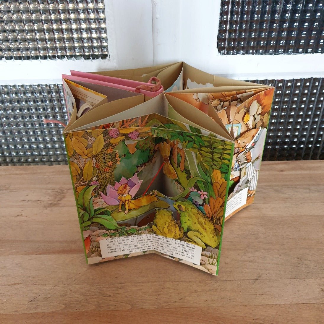Livre illustré en 3D dit pop up ou animé Poucette par Rouge et Or ...