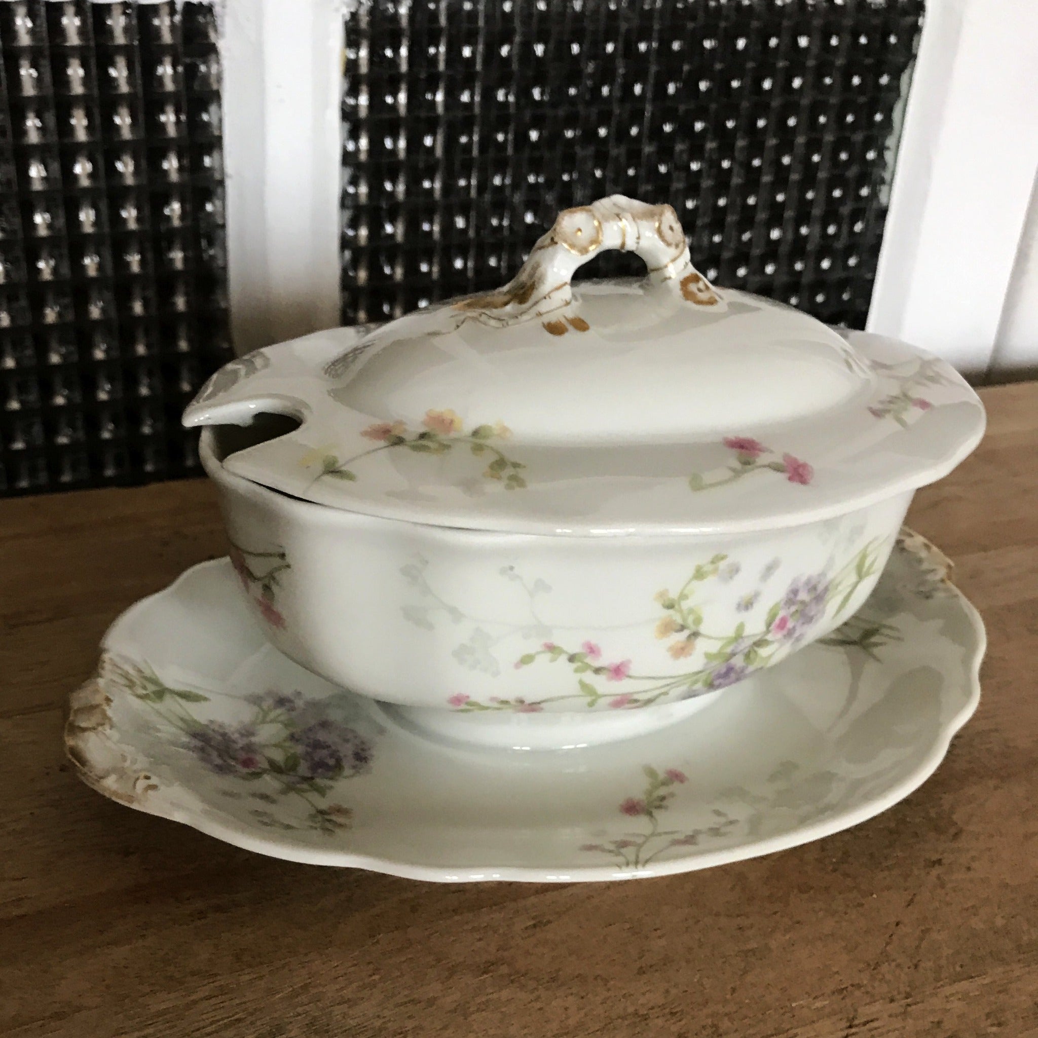 Saucière avec couvercle en porcelaine de Limoges Guérin & Co décor ...